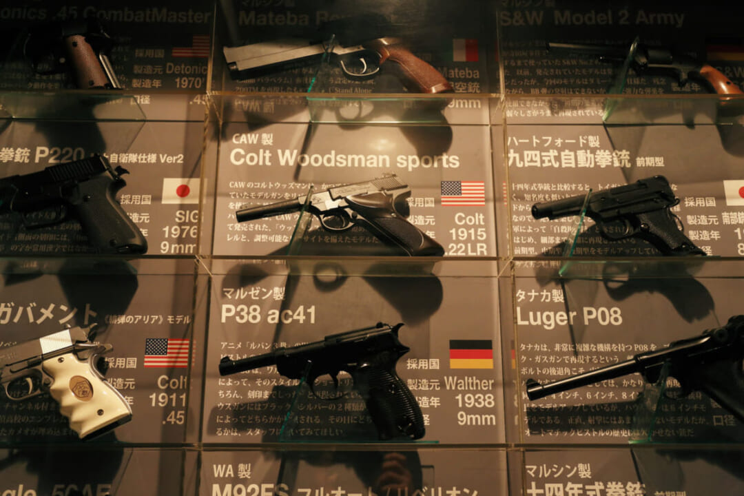 気分は映画の主人公「SHOOTING BAR EA」でエアガンで遊び酔う（東京・吉祥寺）｜深夜の男たちの隠れ家 | 男の隠れ家デジタル