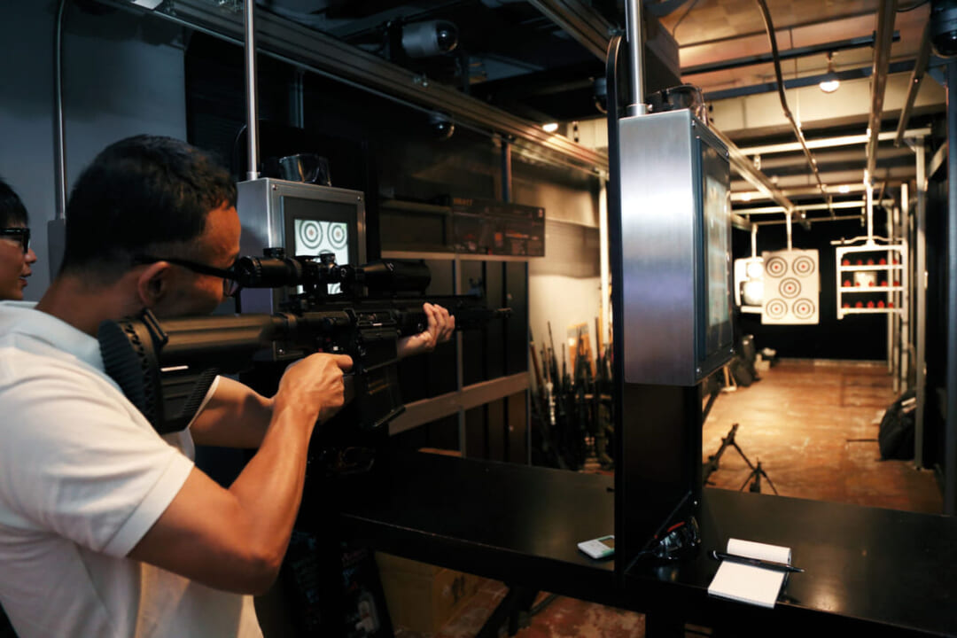 気分は映画の主人公「SHOOTING BAR EA」でエアガンで遊び酔う（東京・吉祥寺）｜深夜の男たちの隠れ家 | 男の隠れ家デジタル