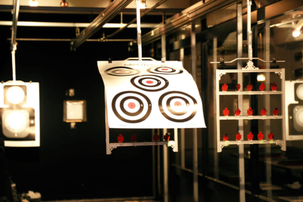気分は映画の主人公「SHOOTING BAR EA」でエアガンで遊び酔う（東京・吉祥寺）｜深夜の男たちの隠れ家 | 男の隠れ家デジタル