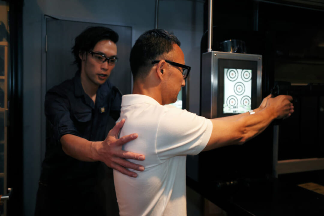 気分は映画の主人公「SHOOTING BAR EA」でエアガンで遊び酔う（東京・吉祥寺）｜深夜の男たちの隠れ家 | 男の隠れ家デジタル
